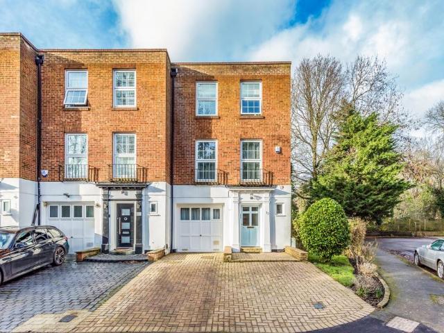 4 bedroom end of terrace house to rent