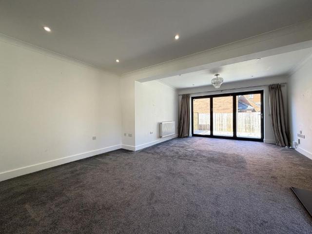4 bedroom end of terrace house to rent