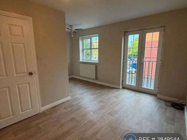 4 bedroom end of terrace house to rent