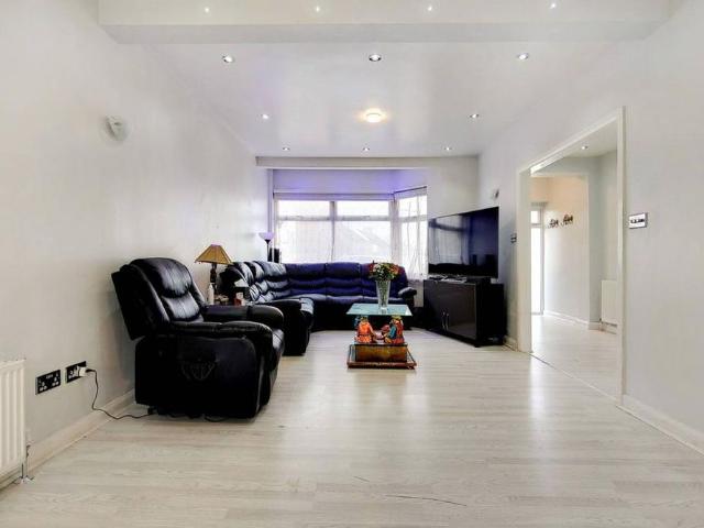 4 bedroom end of terrace house to rent
