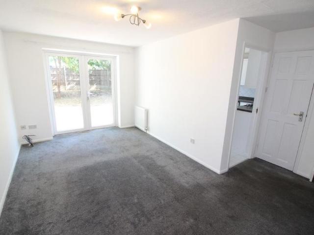 4 bedroom end of terrace house to rent