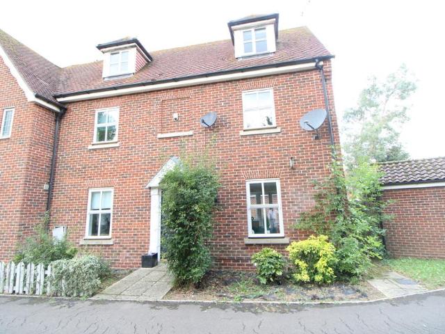 4 bedroom end of terrace house to rent
