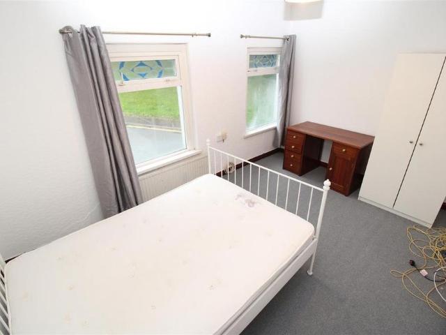 4 bedroom end of terrace house to rent