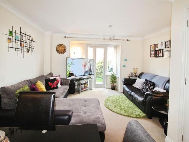 4 bedroom end of terrace house to rent