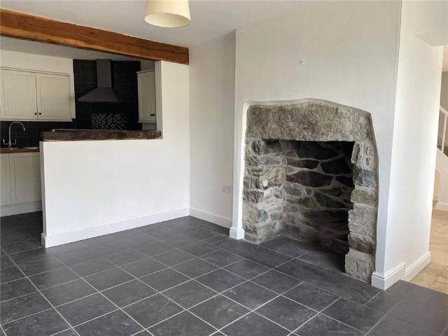 4 bedroom end of terrace house to rent