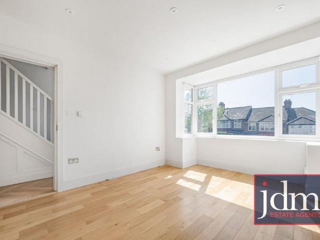 4 bedroom end of terrace house to rent
