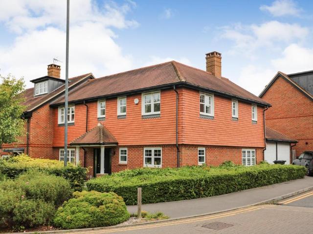 4 bedroom end of terrace house to rent