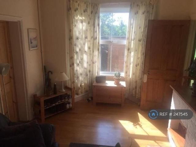 4 bedroom end of terrace house to rent