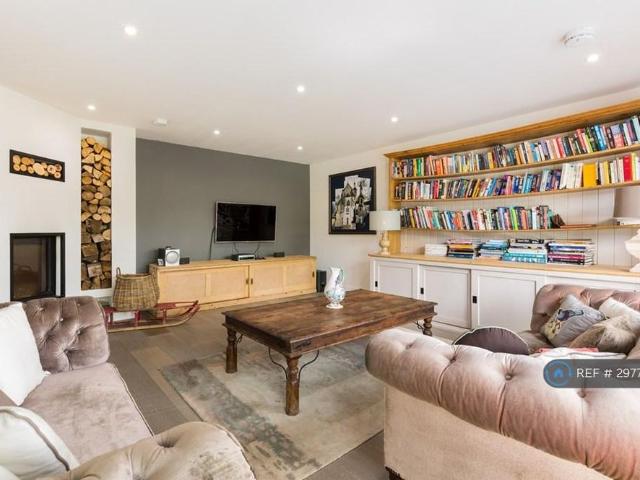 4 bedroom end of terrace house to rent