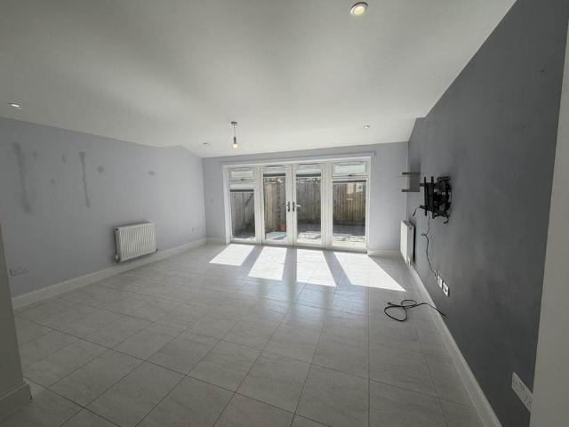 4 bedroom end of terrace house to rent