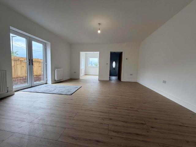 4 bedroom end of terrace house to rent