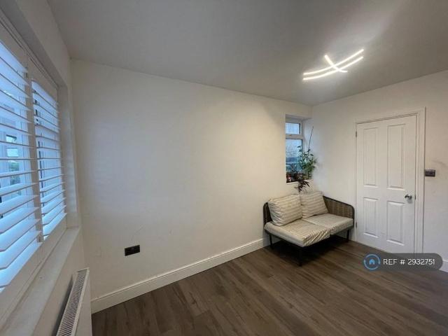 4 bedroom end of terrace house to rent