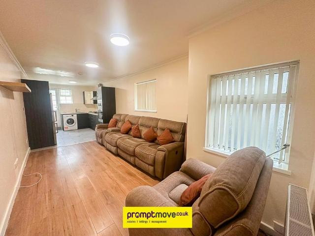 4 bedroom end of terrace house to rent