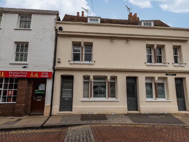 4 bedroom end of terrace house to rent