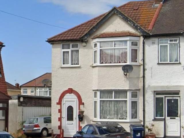 4 bedroom end of terrace house to rent
