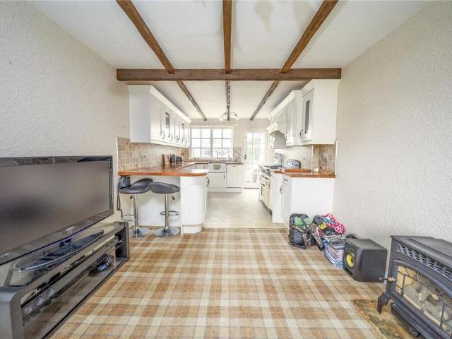 4 bedroom end of terrace house to rent