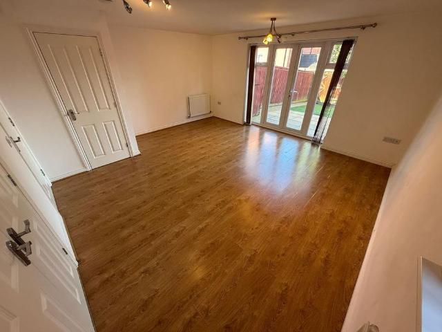 4 bedroom end of terrace house to rent