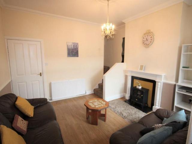 4 bedroom end of terrace house to rent