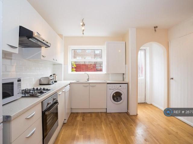4 bedroom end of terrace house to rent