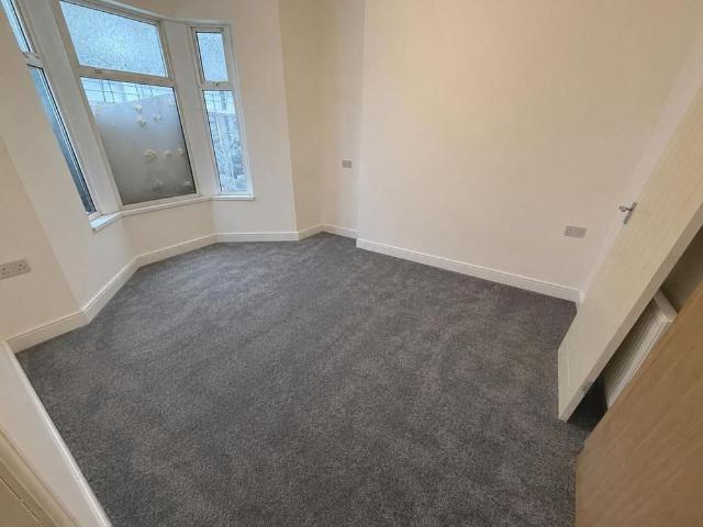 4 bedroom end of terrace house to rent