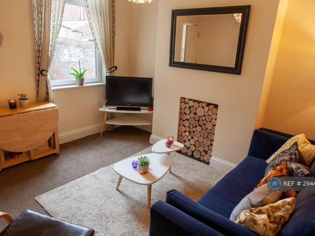 4 bedroom end of terrace house to rent