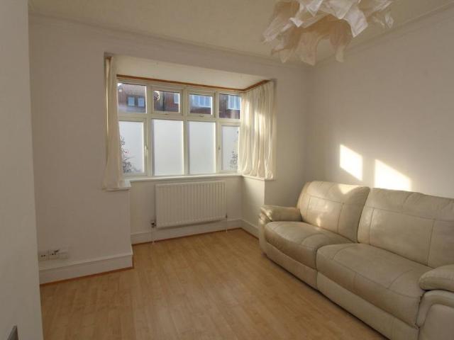 4 bedroom end of terrace house to rent