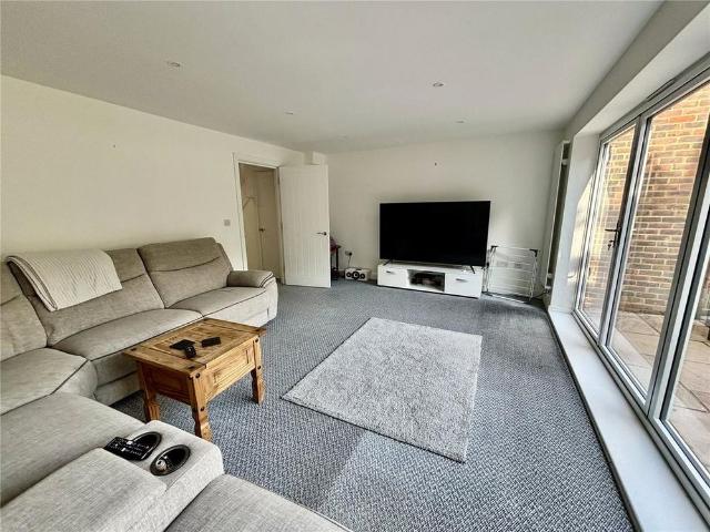 4 bedroom end of terrace house to rent