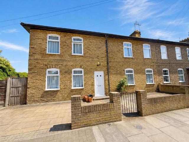4 bedroom end of terrace house to rent