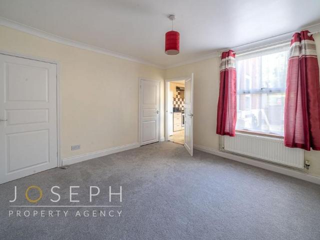 4 bedroom end of terrace house to rent