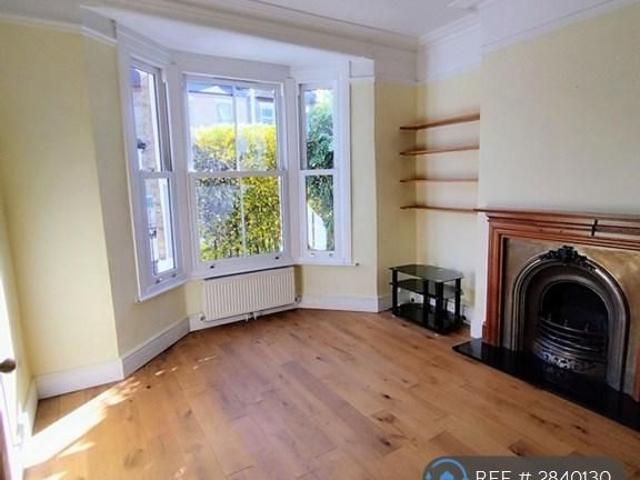 4 bedroom end of terrace house to rent