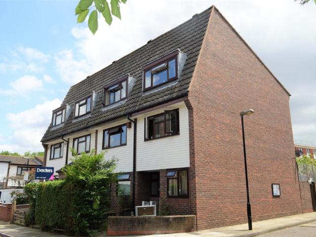 4 bedroom end of terrace house to rent