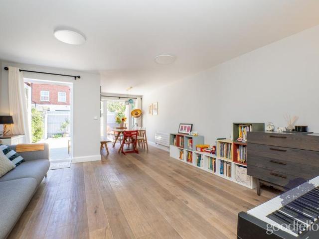 4 bedroom end of terrace house to rent