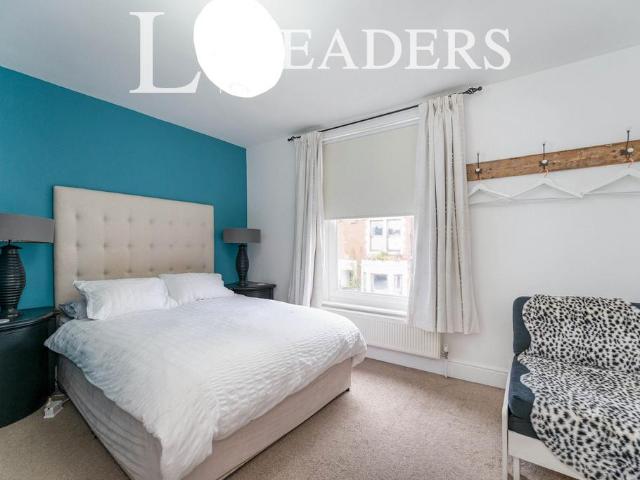 4 bedroom end of terrace house to rent