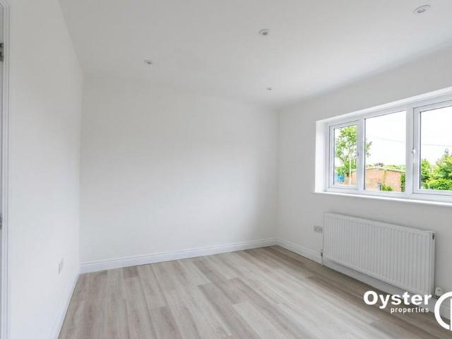 4 bedroom end of terrace house to rent