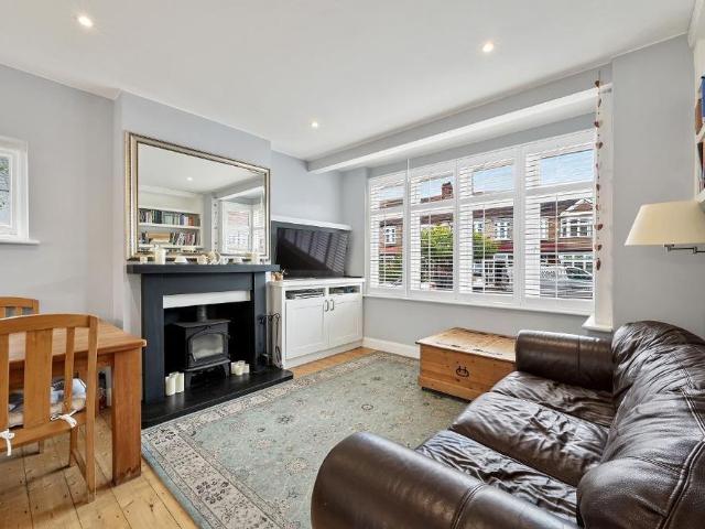 4 bedroom end of terrace house to rent