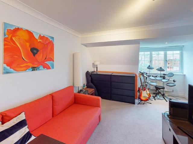 4 bedroom end of terrace house to rent
