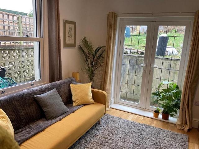 4 bedroom end of terrace house to rent
