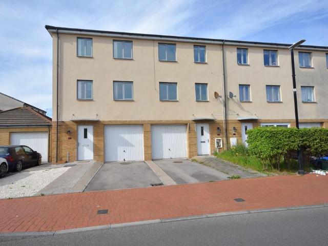 4 bedroom end of terrace house to rent