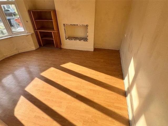4 bedroom end of terrace house to rent