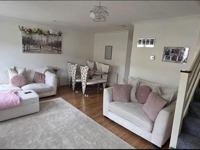 4 bedroom end of terrace house to rent