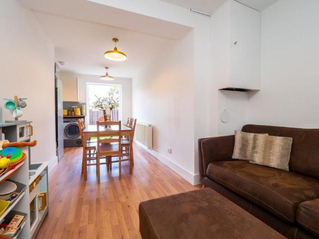 4 bedroom end of terrace house to rent