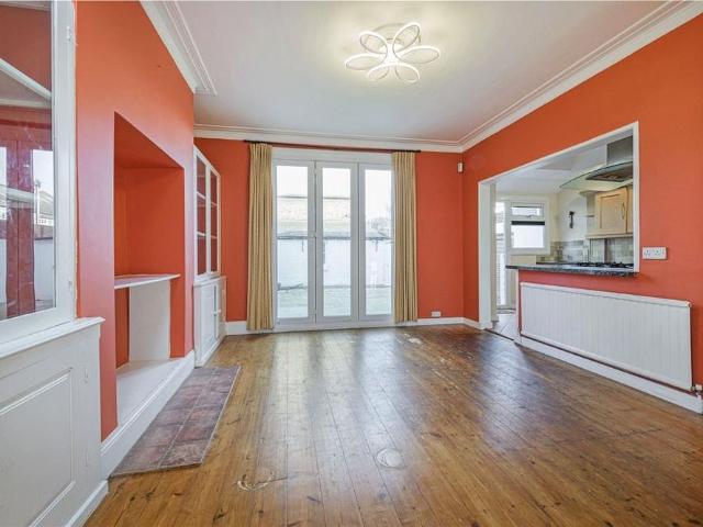 4 bedroom end of terrace house to rent
