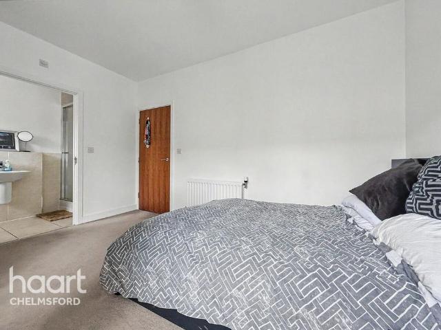 4 bedroom end of terrace house to rent