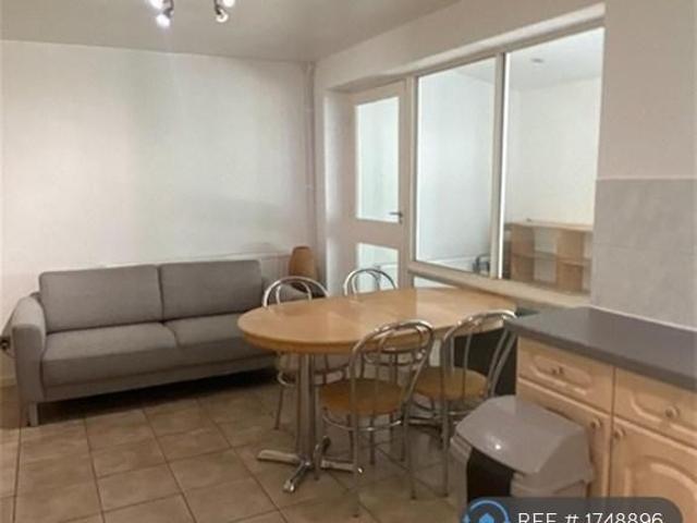 4 bedroom end of terrace house to rent