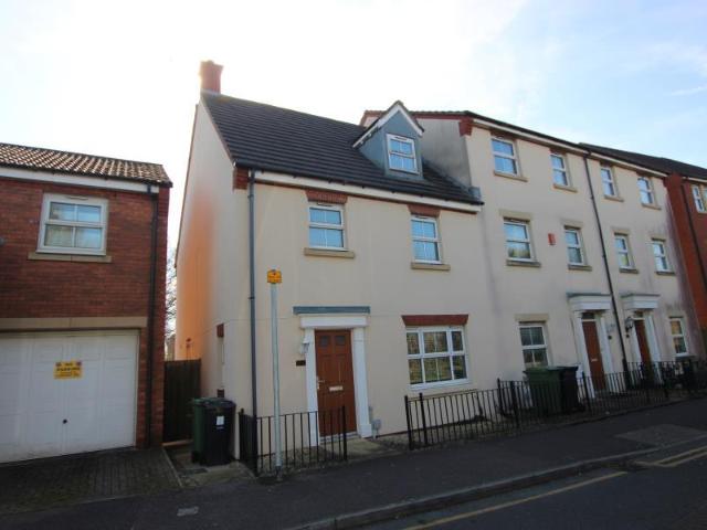 4 bedroom end of terrace house to rent