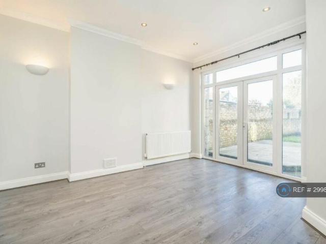 4 bedroom end of terrace house to rent
