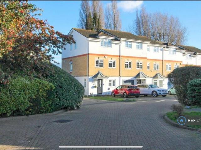 4 bedroom end of terrace house to rent