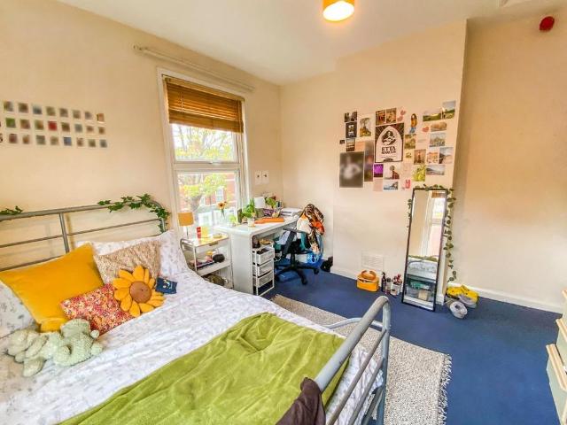 4 bedroom end of terrace house to rent