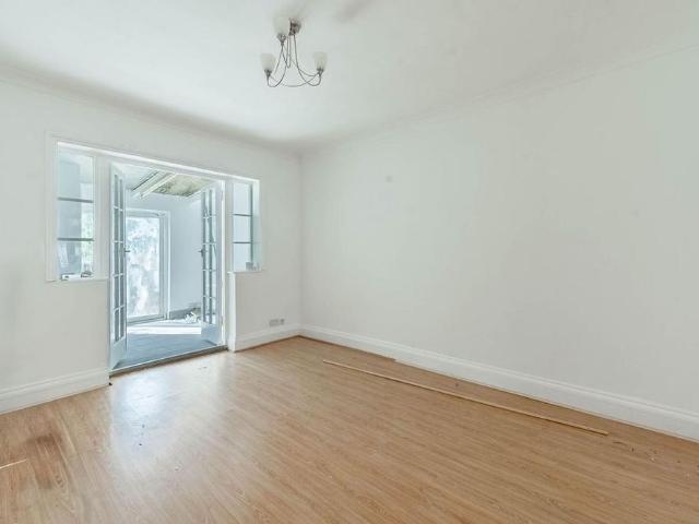 4 bedroom end of terrace house to rent
