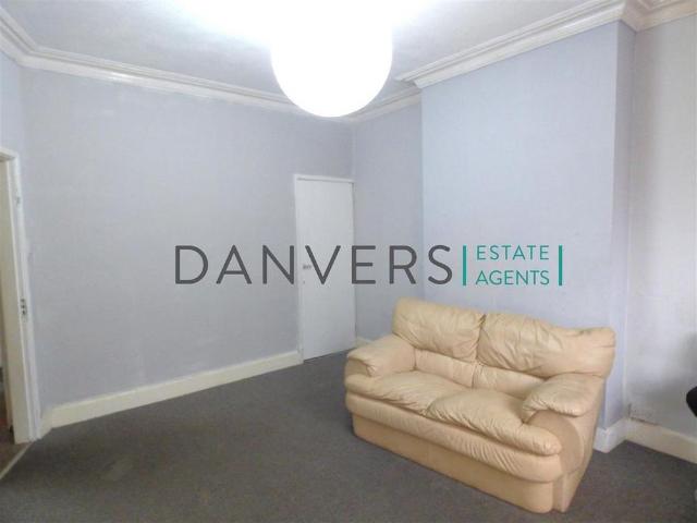 4 bedroom end of terrace house to rent